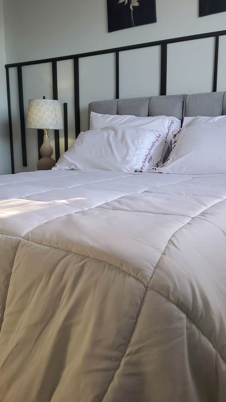 Entire Home | 2 Bedrooms | 2 Queen Beds | 4 Guests - 에드먼드