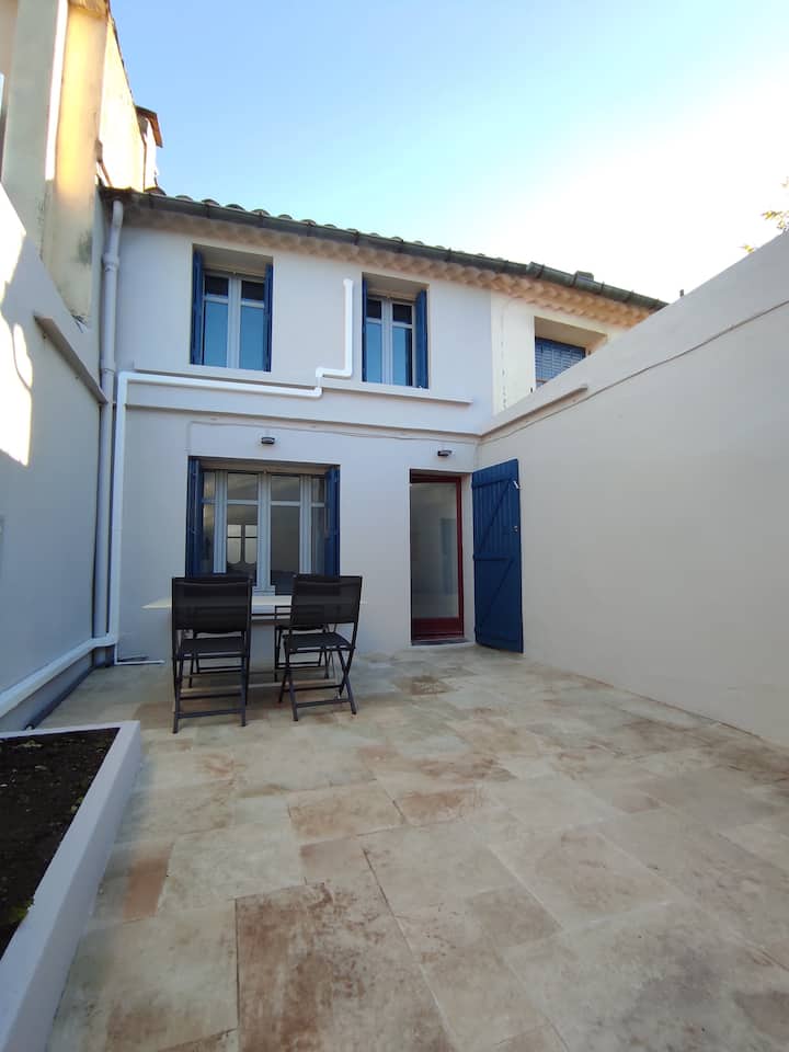 Maison 2 Chambres, Cour 24m2 Au Pied De La Cité - Carcasona