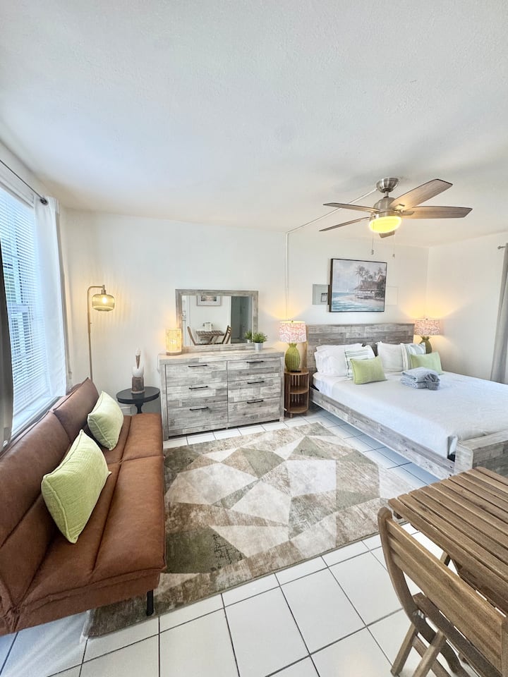 Atlantic Ave Perfect Apartment! - Delray Beach, FL