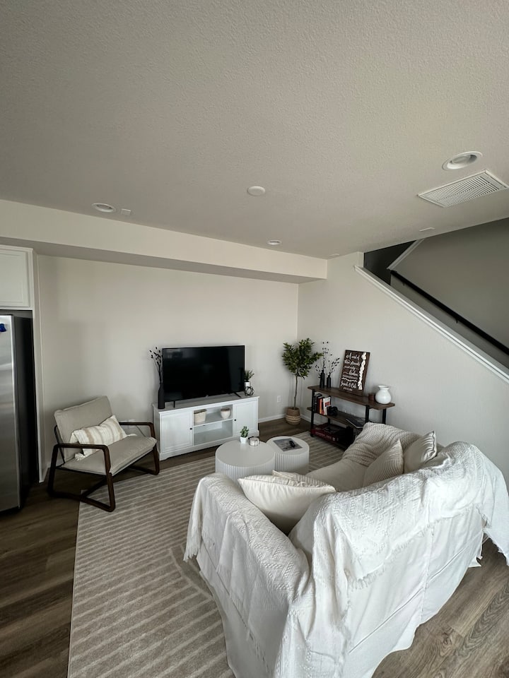 Centrally Located Lux Townhome! - Mariner Point, Loveland