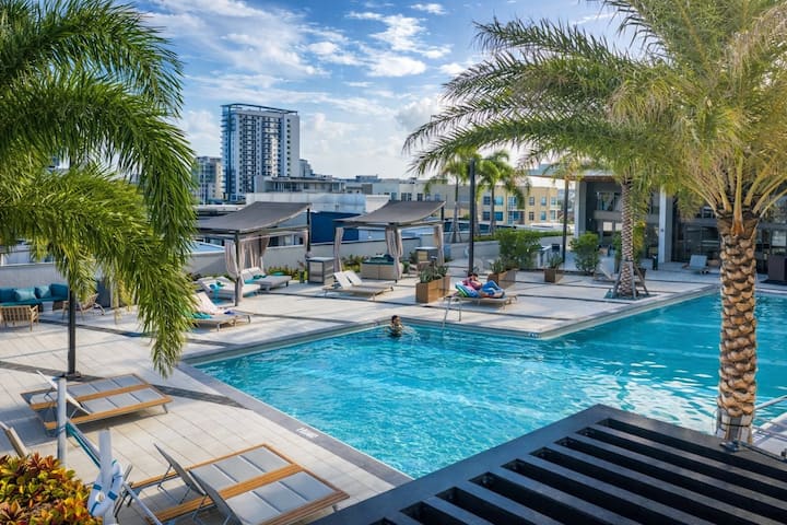 Luxury Oasis Rooftop Pool •Hot Tub • Near Las Olas - Fort Lauderdale