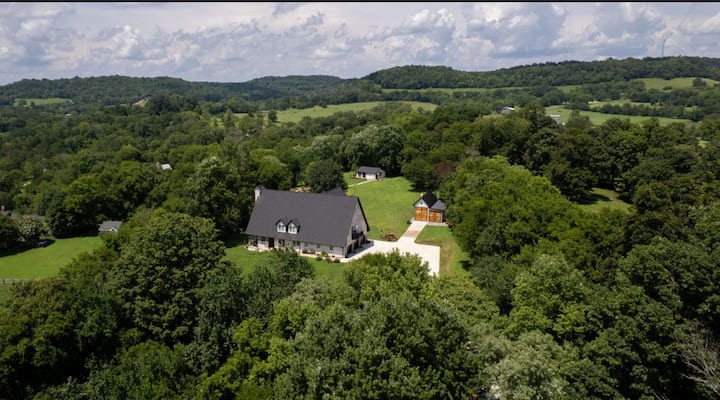 Luxury Estate On 10 Acres - Arrington Vineyards, Arrington