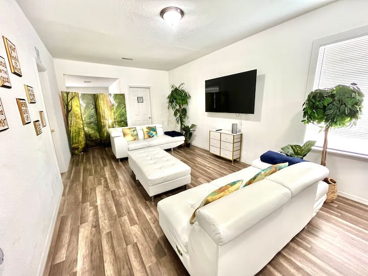 Vintage Minimalist House - Orlando, FL