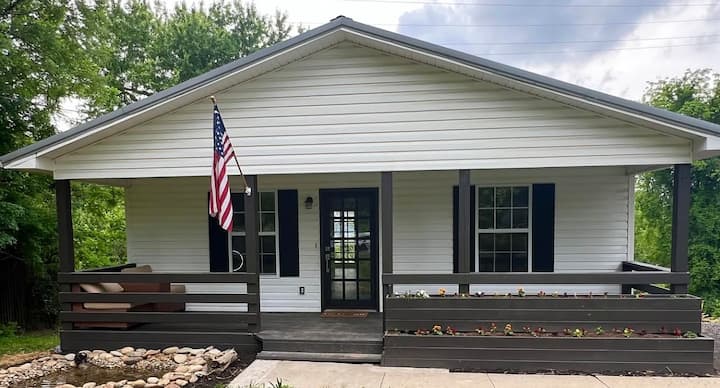 Cozy Tiny Home 1.8 Miles From Ut. Sleeps 4-6 - Knoxville, TN