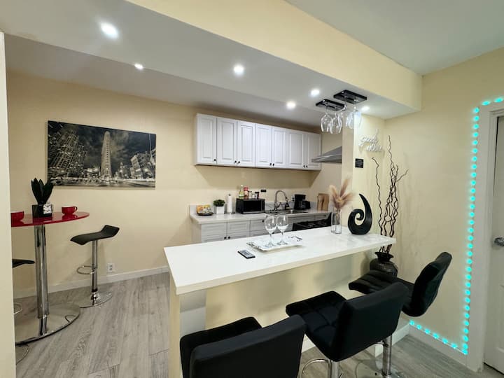 Modern Studio W/parking Close To Disney & Lax! - Huntington Park, CA
