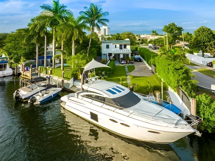 Miami River Villa: Pool, Hot Tub, Dock, Near Fun - Miami, FL