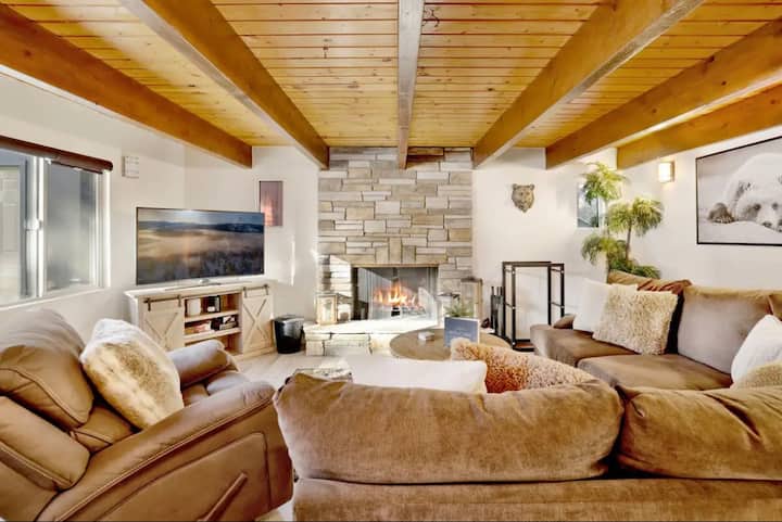 Teddy Bear Chalet: Hot Tub, Game Room, Firepit - Big Bear Lake, CA