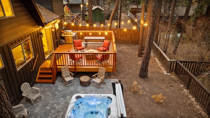 Teddy Bear Chalet: Hot Tub, Game Room, Firepit - Big Bear Lake, CA