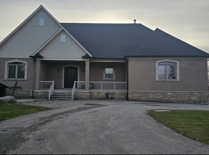 Full 6 Bedroom Bungalow - Brampton