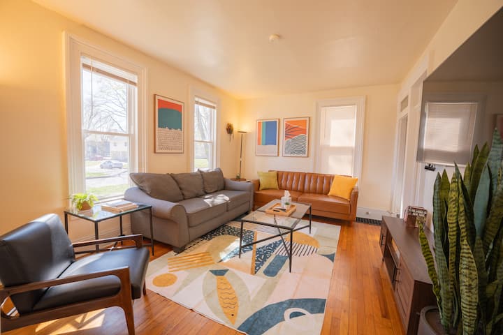 Bright & Warm House + Bikes Near Campus & Hospital - Champaign, IL