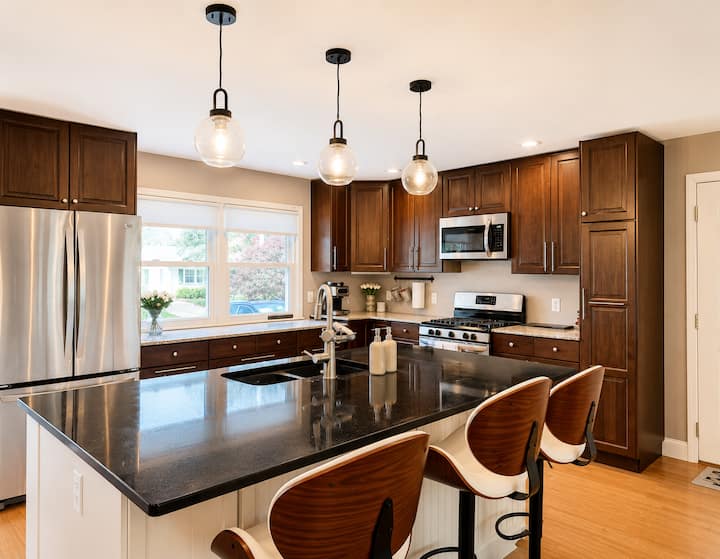 Beautiful Kitchen 4br/2ba | 2 Living Rooms | Mall - Springfield, IL