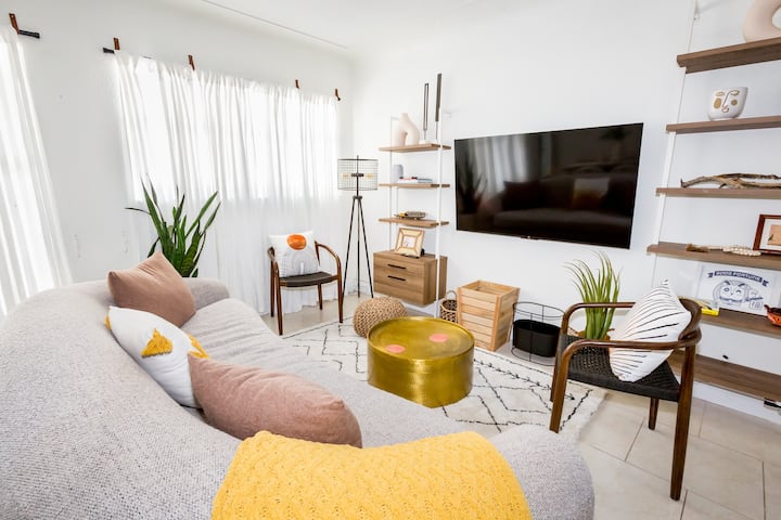 Sol House | Cozy & Quiet Near Beaches & Downtown - Treasure Island, FL