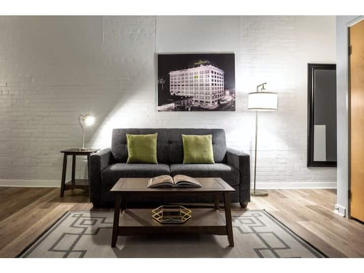 Radiant 2br2ba Apartment In The Block | Cozysuites - Mile Square - Downtown - Indianapolis