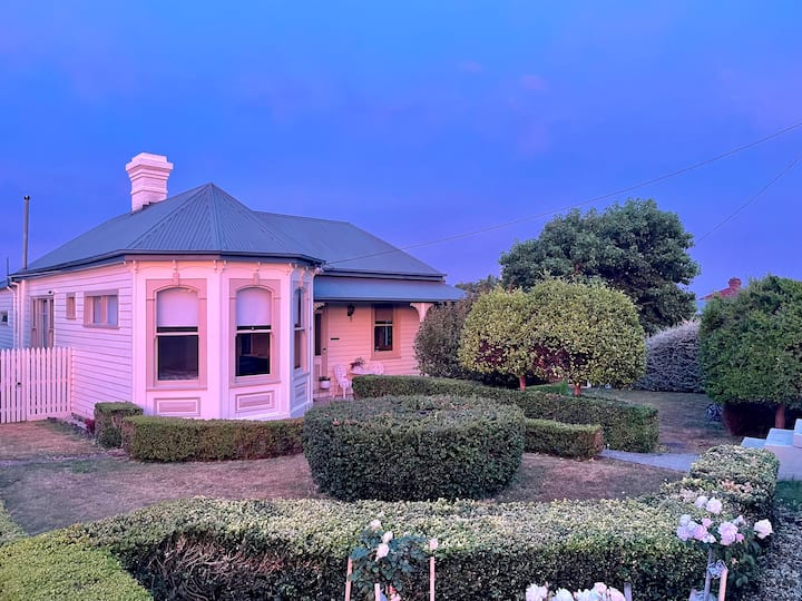 Heritage Guest House | Ocean Views & Gardens - Ulverstone