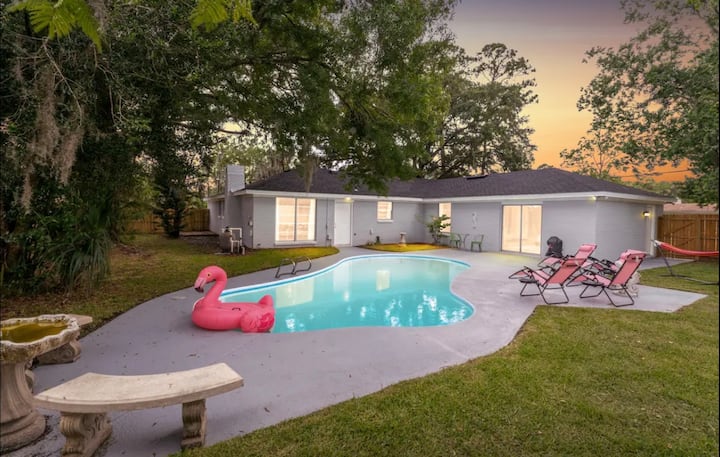 Luxury Vacation Pool Home - Jacksonville, FL