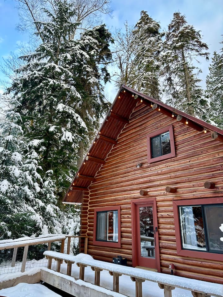 Secluded Winter Hideaway | Fire + Private Tub - Ashford, WA