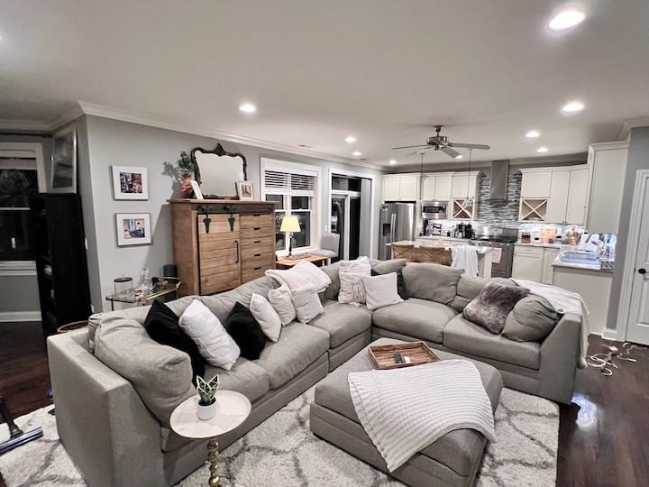 Luxurious Retreat: 3-bed/3-bath Condo - Evanston, IL