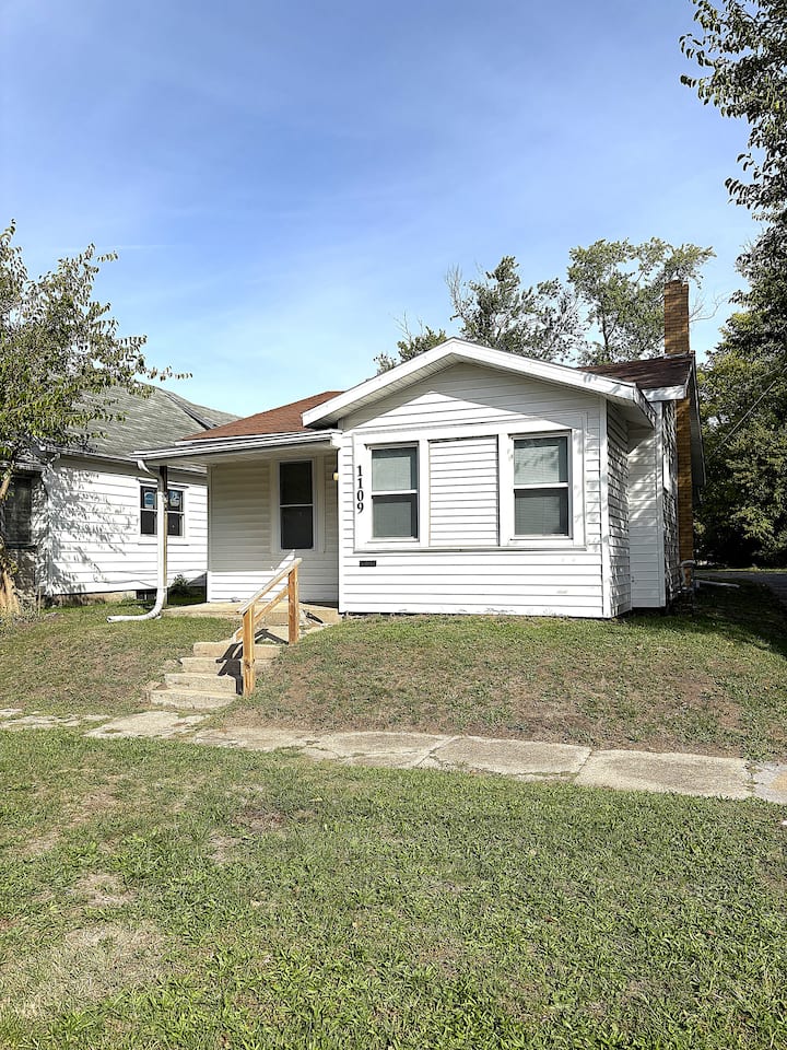 Notre Dame Area | 2br/1ba W/ Wifi & Full Kitchen! - South Bend, IN