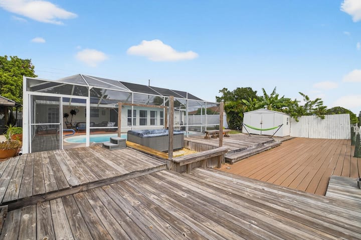 Home Away From Home - Holiday, FL