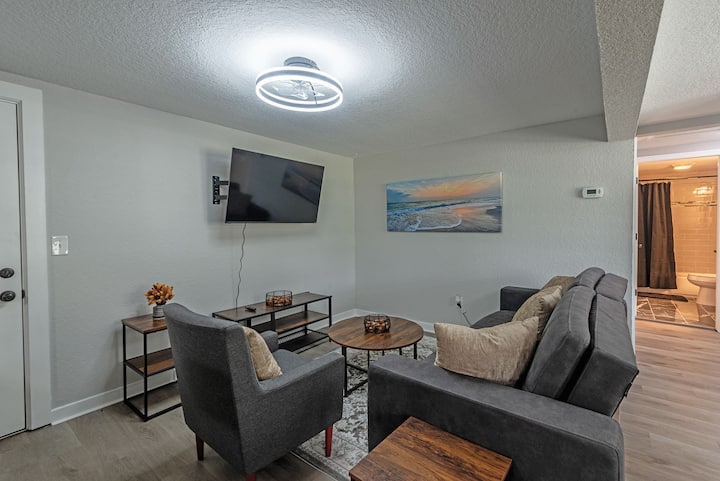 2br/1ba Home. Minutes Away From Mayo & Beaches - Jacksonville, FL