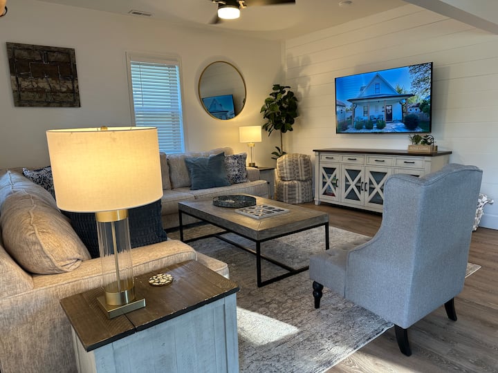 Hot Tub, Sleeps 6 - Cozy Home & Step Free Entry - Pendleton, IN