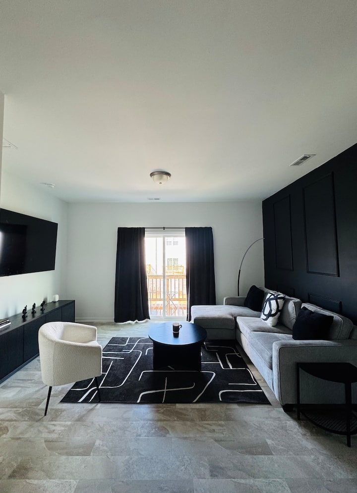 Modern 3-story Townhouse (5 Mins From Downtown) - Raleigh, NC