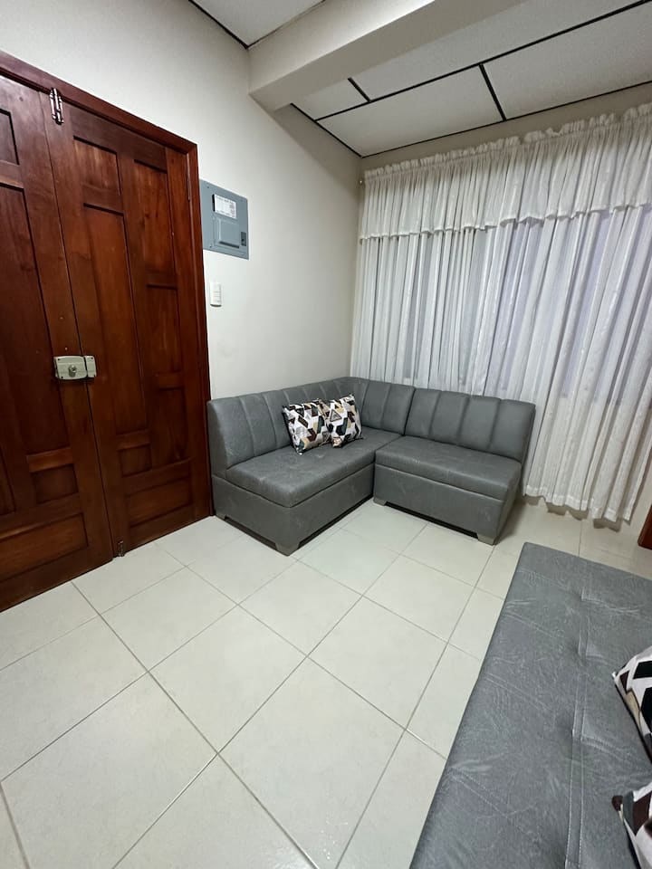 Departamento Central Con Garaje, Descanso Seguro. - Machala