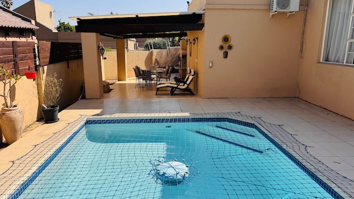 Charming 3-bed Home With Pool & Solar Power Backup - Sandton