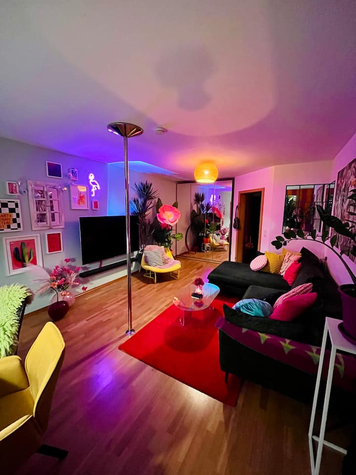 Stylisches Zimmer Mit Farbe, Spaß & Pole-stange - Ebersberg