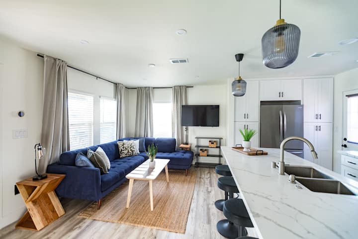 Modern, 2 Bed, 2 Bath, Walkable & Central - San Diego