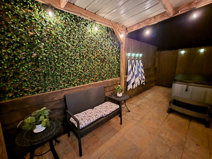 Rest Awhile Townhome * Hot Tub - Tyler, TX