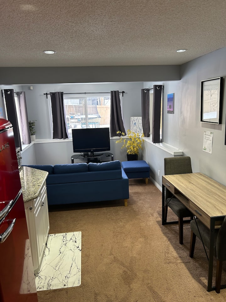Bright Haven: Airdrie Cozy Basement Suite - Airdrie