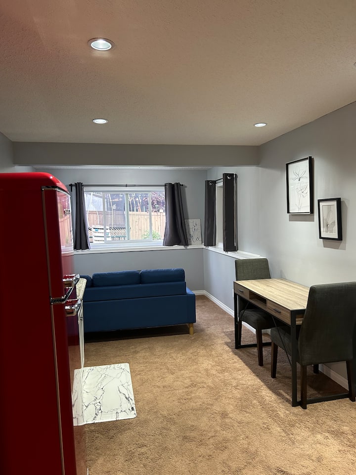 Bright Haven: Cozy Basement Suite - Airdrie