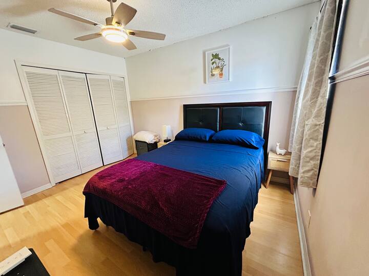 Clean Room In Townhome - Sunrise, FL