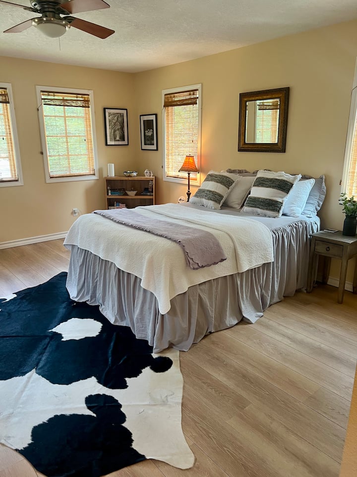 Cozy Light-filled Studio - Huntsville, TX