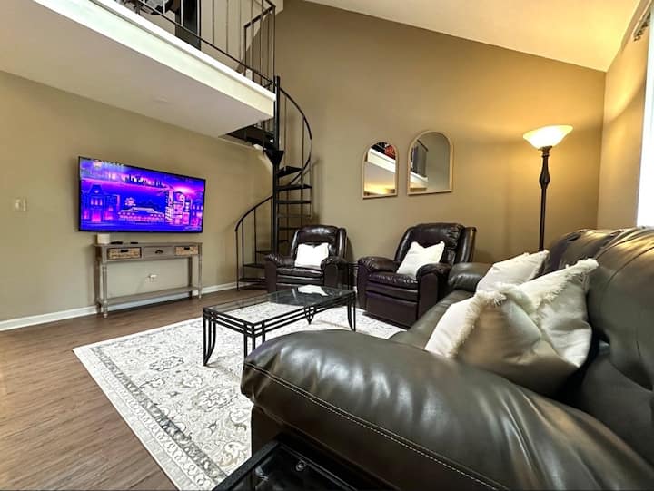 *Bright Crescent Hill Condo- 2bd/1ba + Skylight! - Louisville, KY
