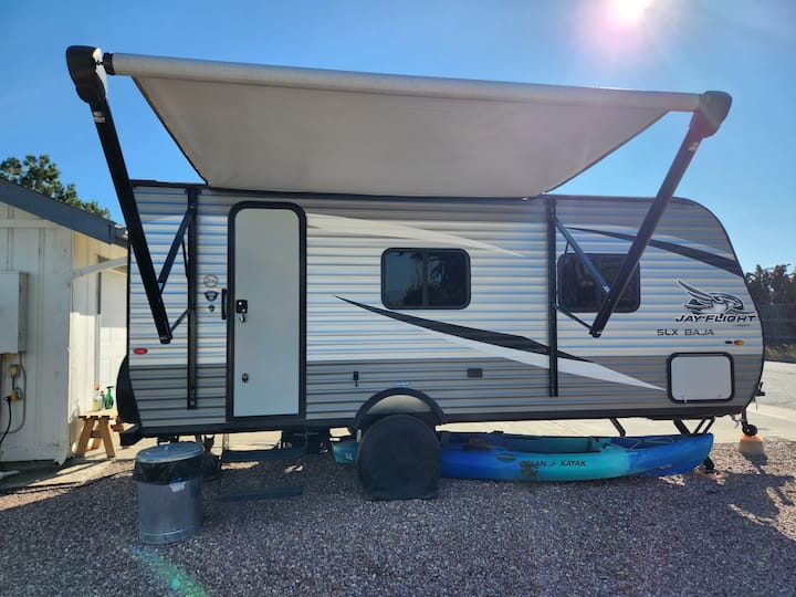 Happy-go-lucky Beautiful Camper - Madras, OR