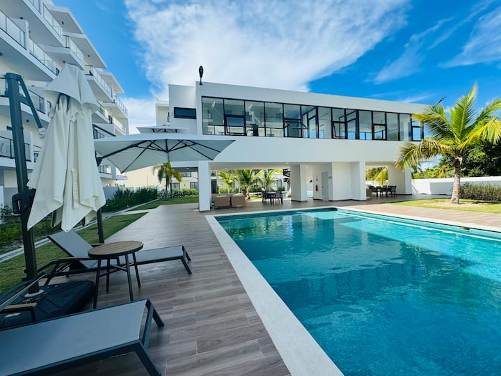 Downtown Punta Cana+lujoso+pool+gym+wifi+cama King - Punta Cana