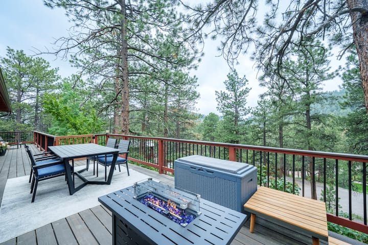 Luxury Vintage Mountain Escape W/ Hot Tub - Evergreen, CO