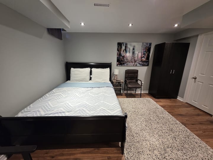 1 Bedroom Suite, Private Bathroom & Kitchenette - Milton