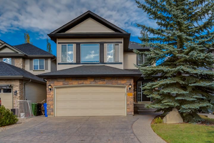 Calgary Haven - 3 Br + Bonus Room | Parkin | Bbq | - Calgary