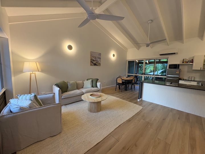 Stylish Tropical Villa With Lagoon Pool - Port Douglas