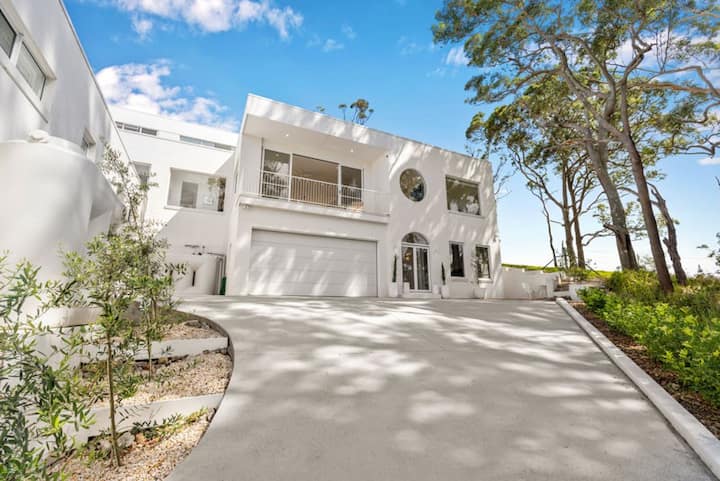Ocean View Mediterranean Style Family Home - オーストラリア コフズ・ハーバー