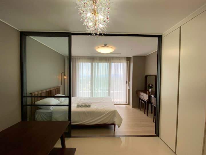 감성가득25층 고층 테라스뻥뷰/오션뷰+마운틴뷰/ 넷플/7박이상10%,28박이상20%할인 - Sokcho-si