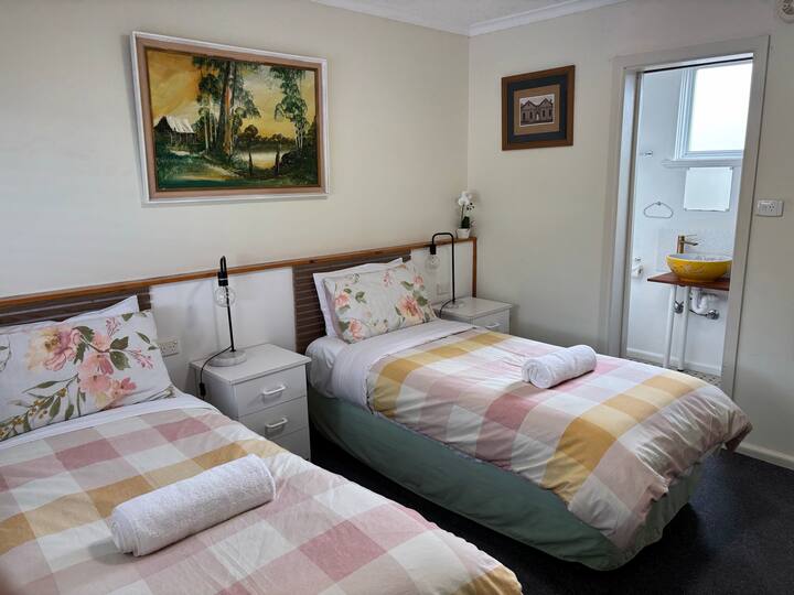 Stonez - Clunes - Gold Twin Room - Talbot