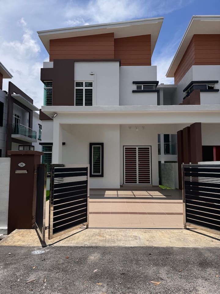 A House Located Behind Bpmall - Batu Pahat