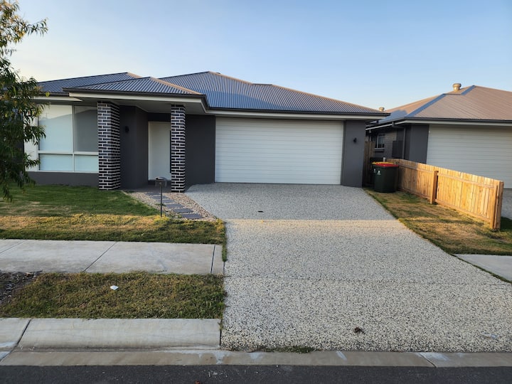 Home In Collingwood Park - Ipswich