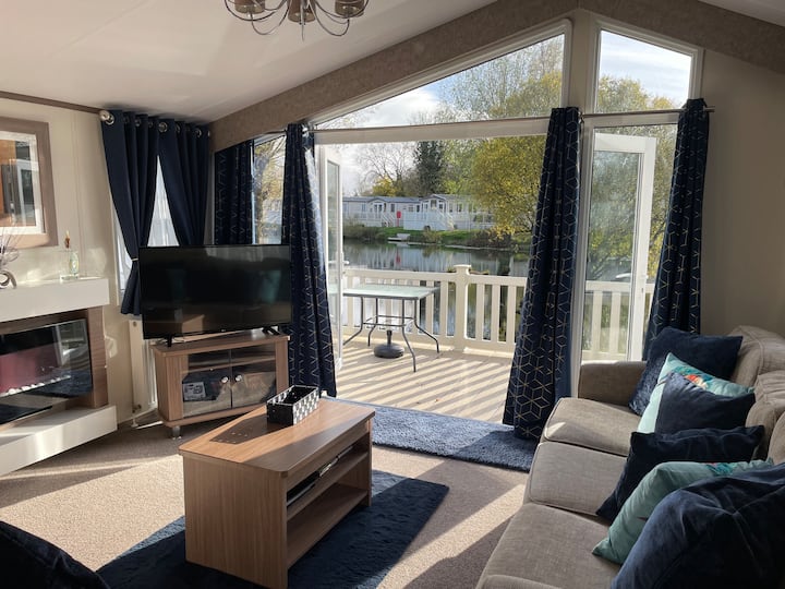 Lakefront 2 Bedroom Caravan In Cirencester - Cirencester