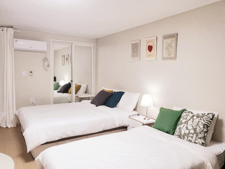 홍대 편안한 방 #홍대 #홍대입구역8번,9번출구 도보2분 #Hong Stay - Seoul