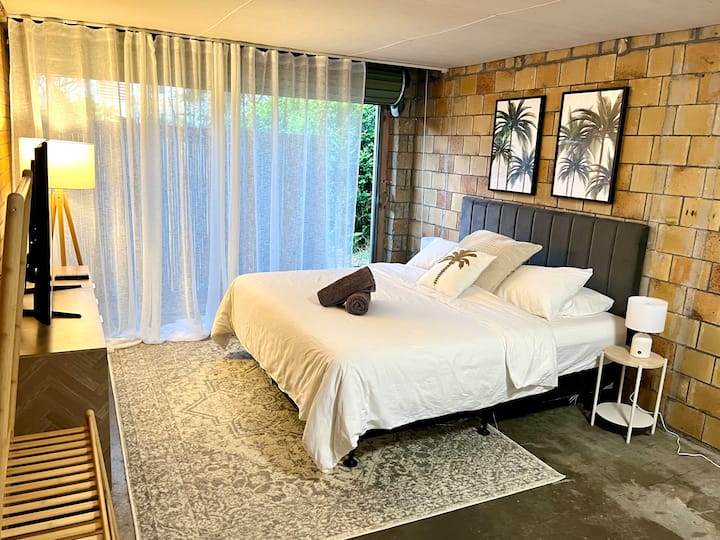 Garage Studio - Broadbeach
